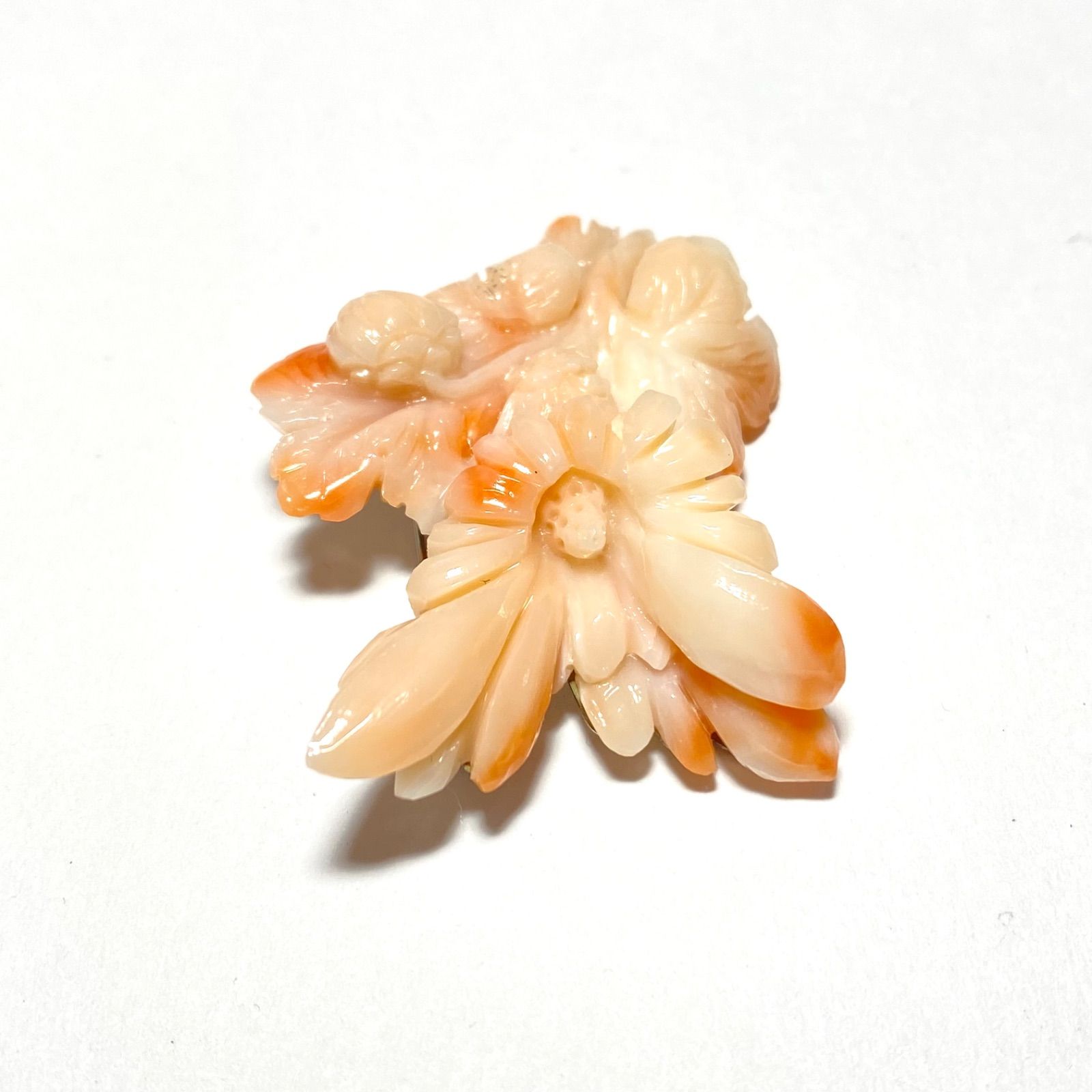 天然珊瑚使用 彫刻花モチーフ シルバーメッキブローチ - 気品 天然珊瑚使用 彫刻花モチーフ シルバーメッキブローチ - 気品