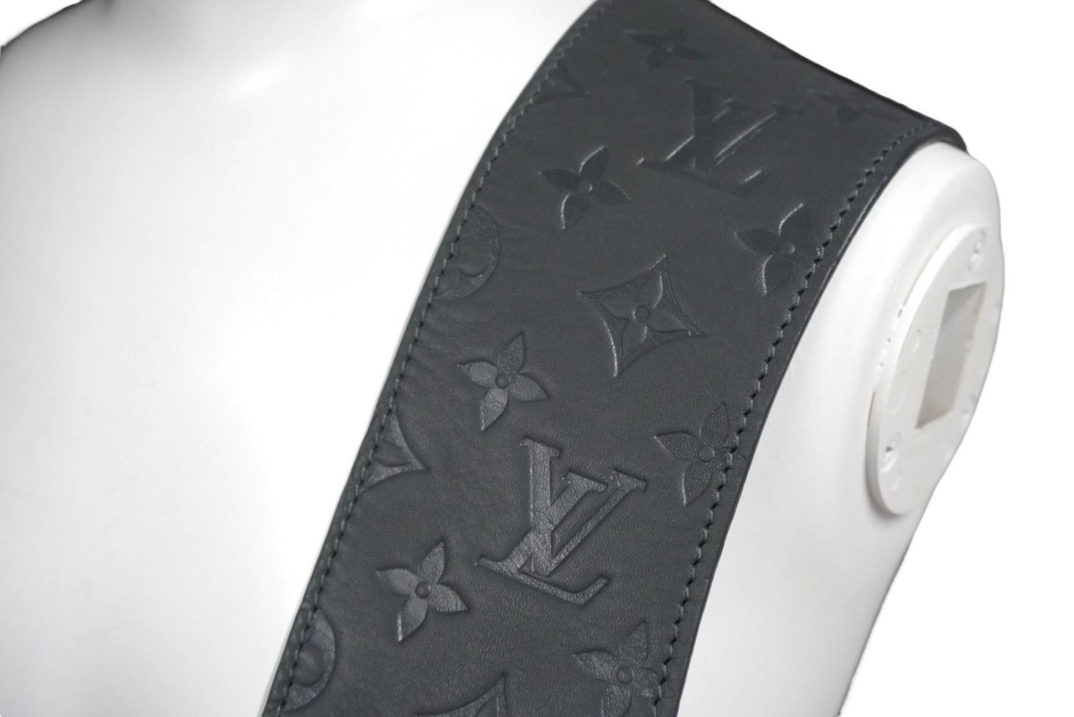 LOUIS VUITTON ルイヴィトン 3Dポケットモノグラムエンボスミッド