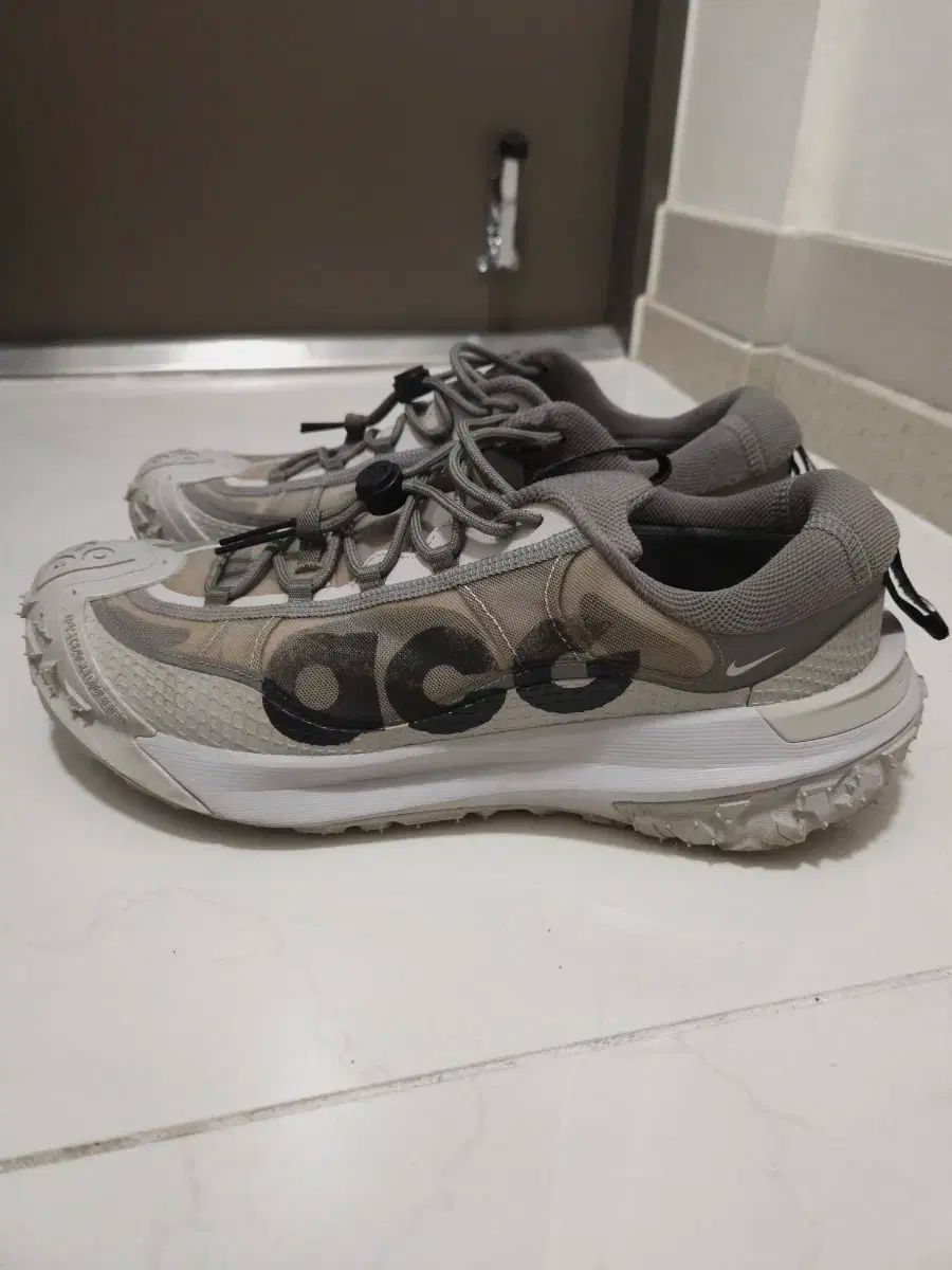 290 NIKE(ナイキ) ACG マウンテン フライ 2 ロー アイアン オア 黒 - メルカリ