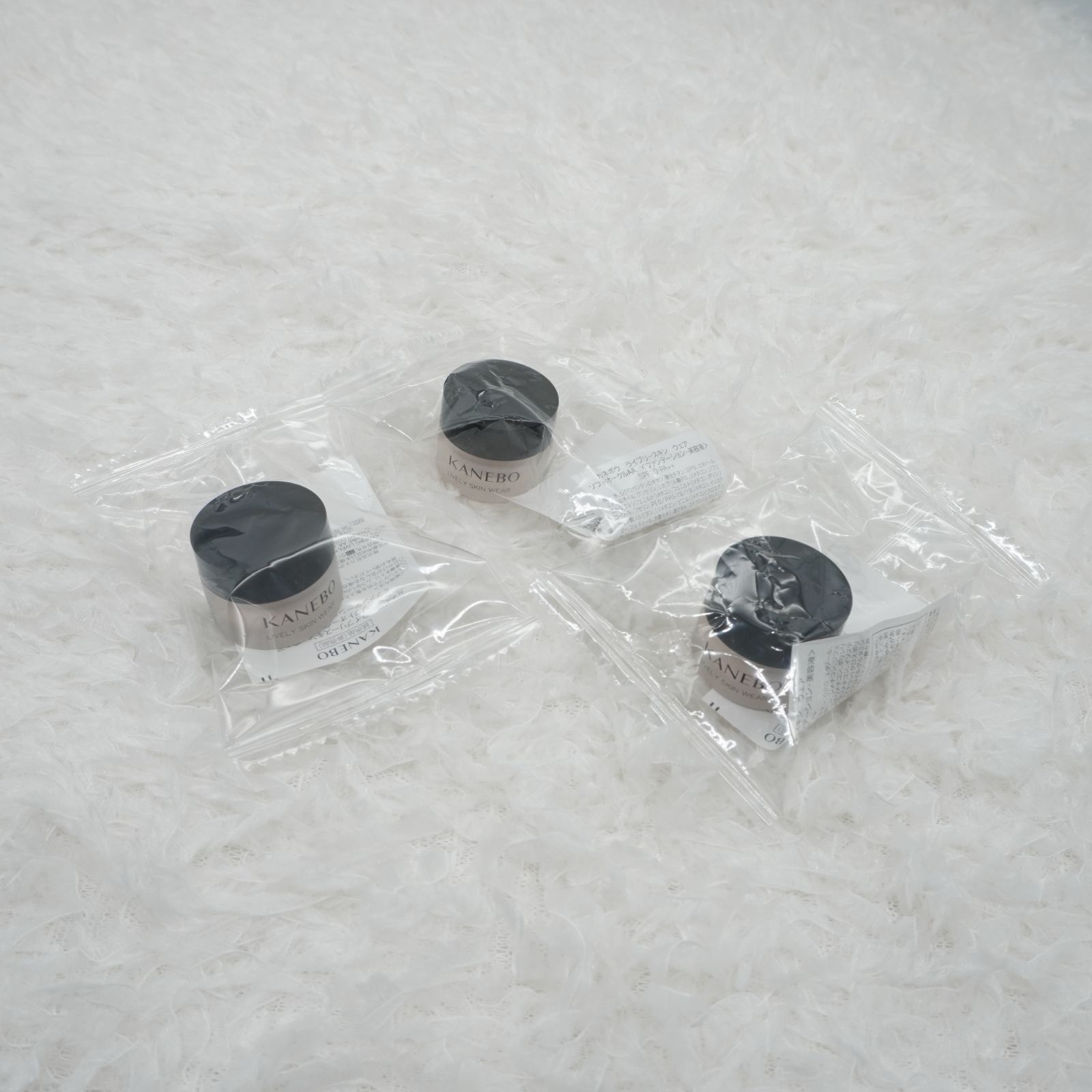 【8月23日新発売】3点セット*4g（約24〜36回分）KANEBO カネボウ ライブリースキン ウェア ソフトオークルAA ミニジャー クリックポスト - メルカリ