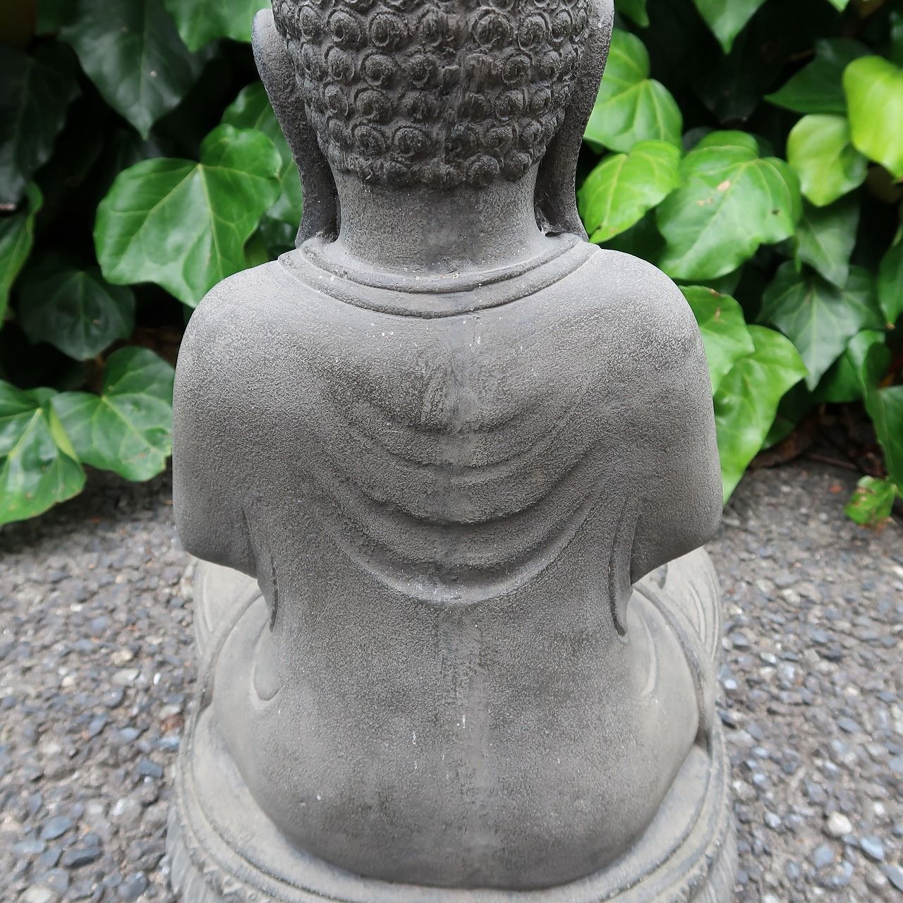 ブッダの石像 座像 合掌 コンクリート 47cm 仏像 仏陀オブジェ 置物 オーナメント 釈迦 彫刻 庭 ガーデン アジアン【北海道・沖縄県 ...