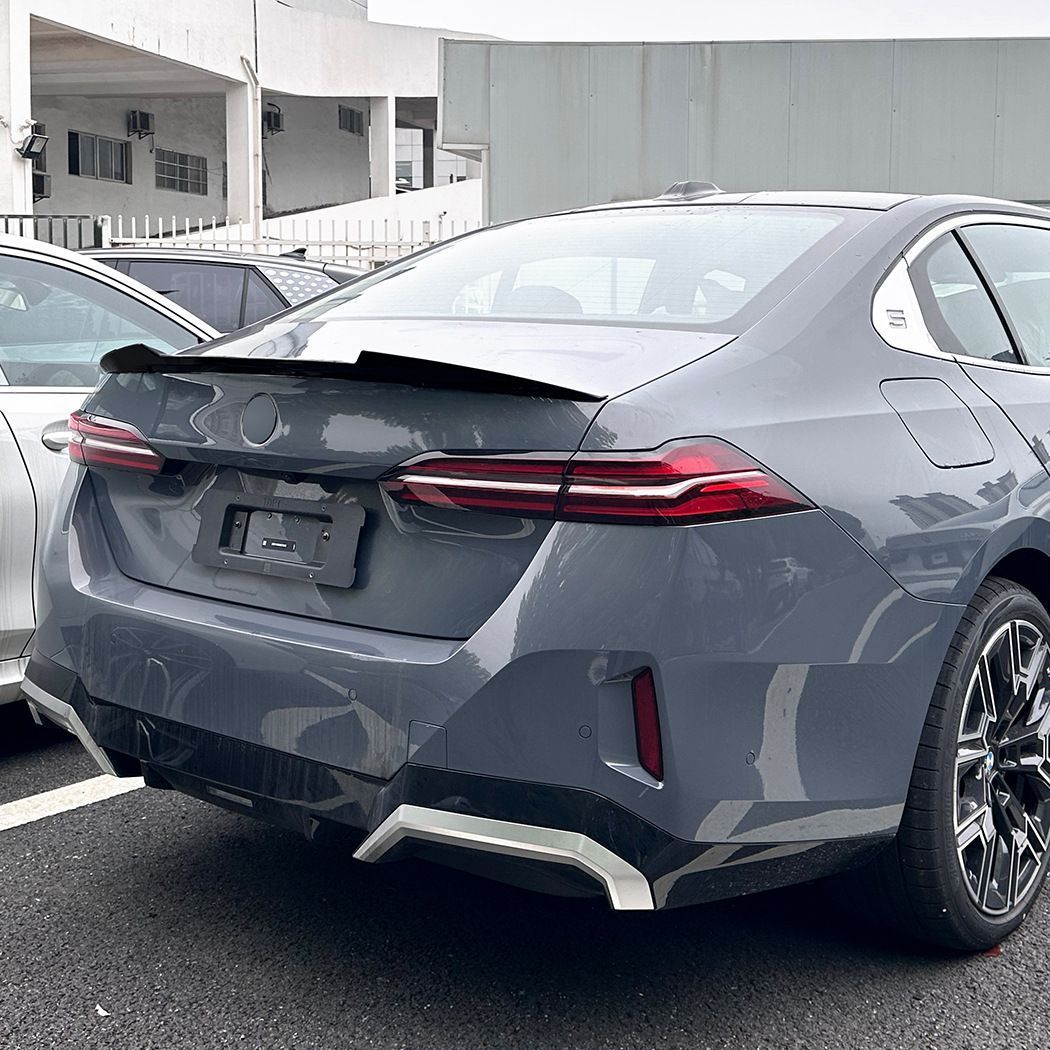 【送料無料】BMW 5シリーズ i5 G60 2024+ M4スタイル 刀 型リアウィング エアロディフューザー カスタムパーツLMQ62大 ...