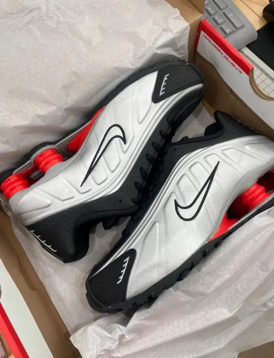 NIKE(ナイキ) ショックス R4 メタリック シルバー レッド 240 - メルカリ