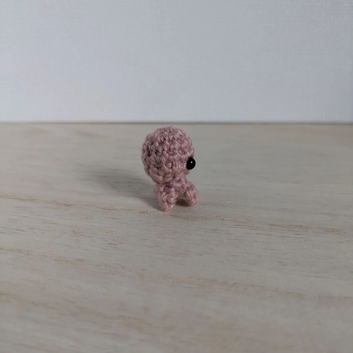 あみぐるみ 宇宙人さん すっごい小さい くすみピンク ら 上目外 ストラップ ハンドメイド - メルカリ