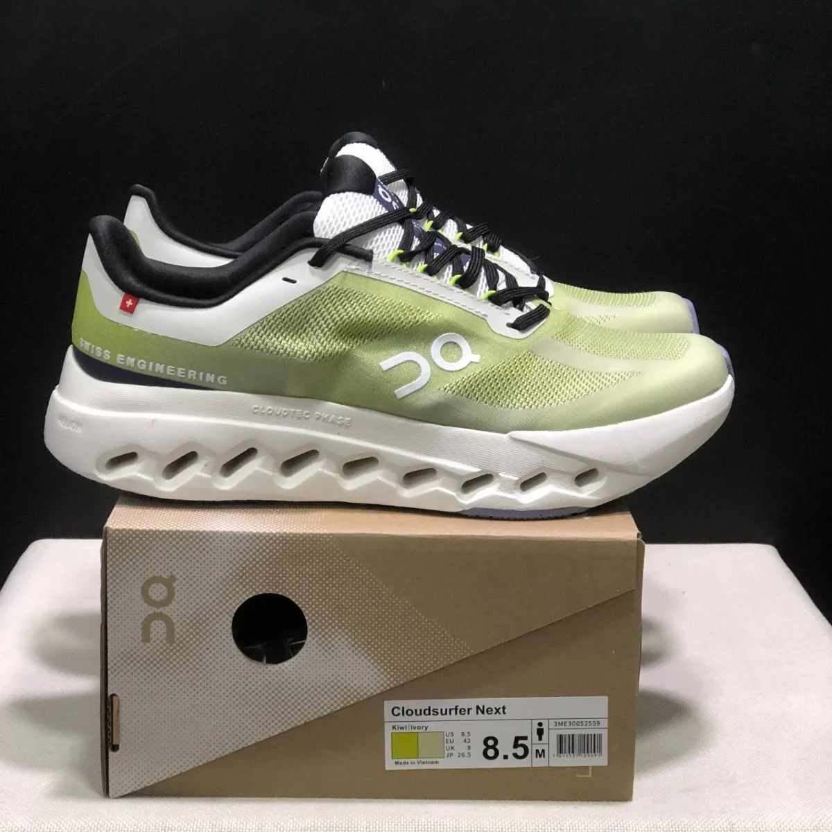 【未使用】On Cloudsurfer Next オン クラウドサーファー ネクスト トレーニングシューズ ホワイト×グリーン 男女兼用 軽量 ...