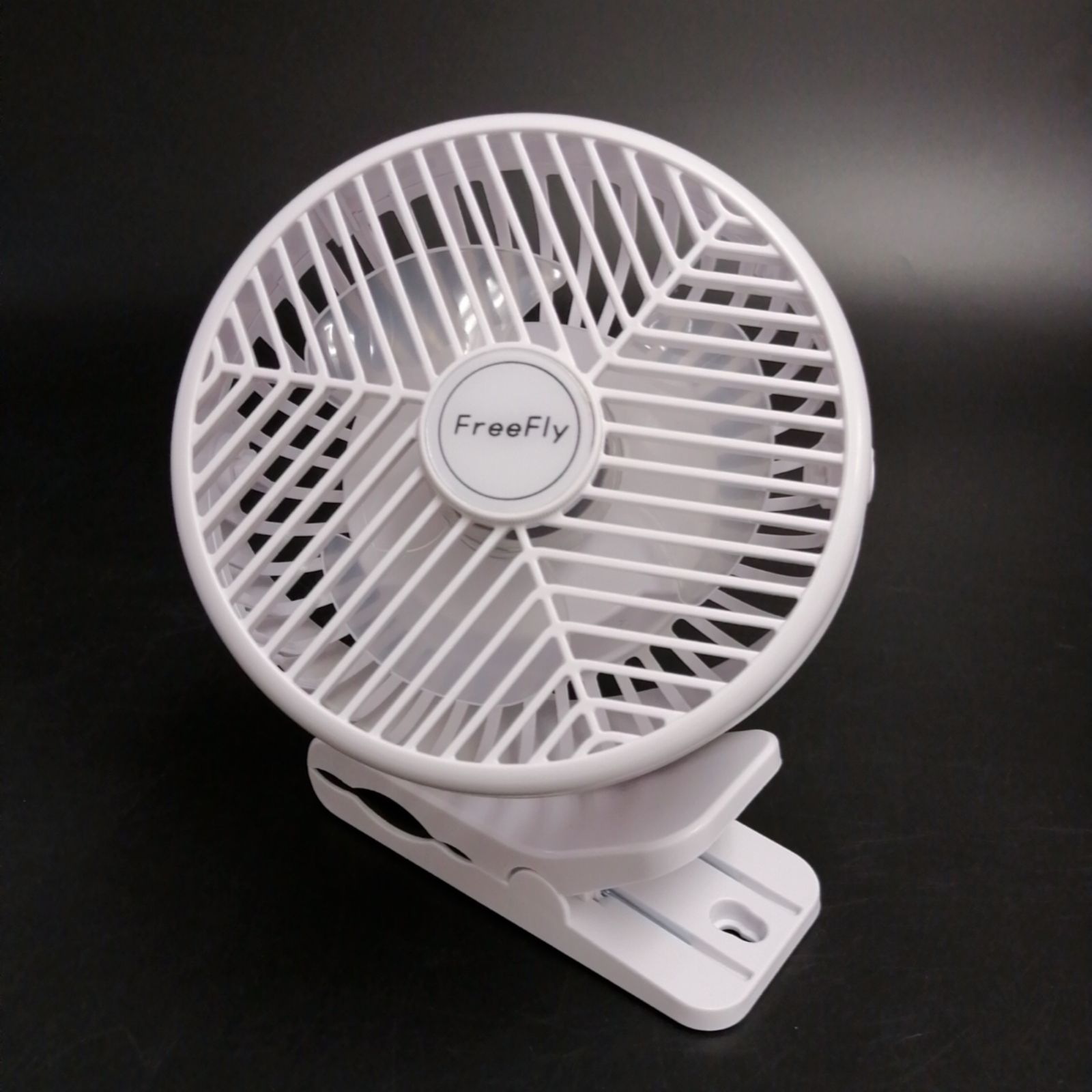 FreeFly 14CM卓上＆クリップ扇風機 ZLS-E302 吊り下げ 3way 充電式 リビング 野外 0203359 - メルカリ