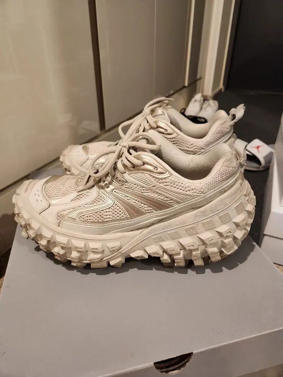 BALENCIAGA(バレンシアガ) ディフェンダー ベージュ 42 - メルカリ BALENCIAGA(バレンシアガ) ディフェンダー ベージュ 42 - メルカリ