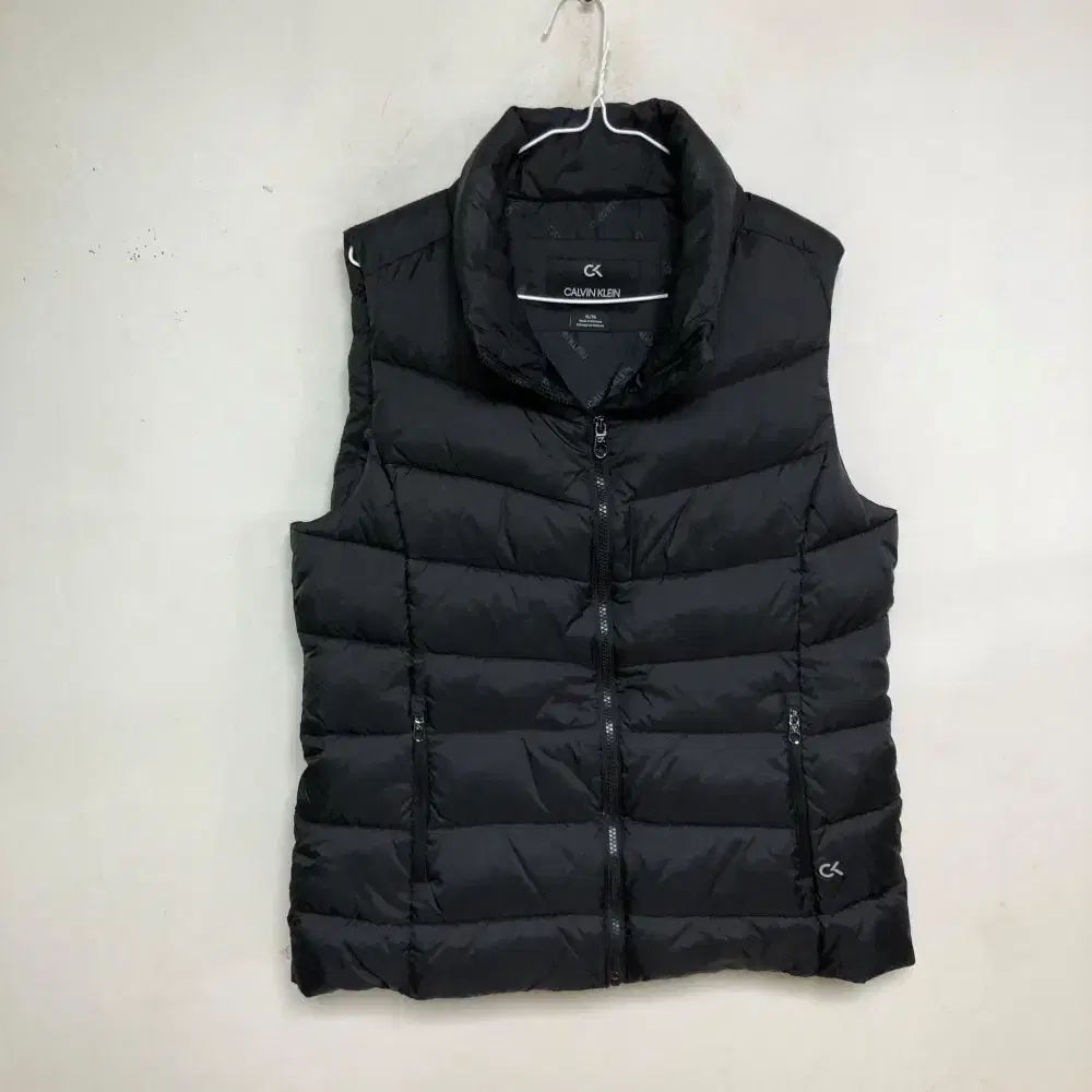 Calvin Klein(カルバ・ンクライン) レディース 軽量 ダウン ベスト 105XL 88 ホー@ 9933 - メルカリ