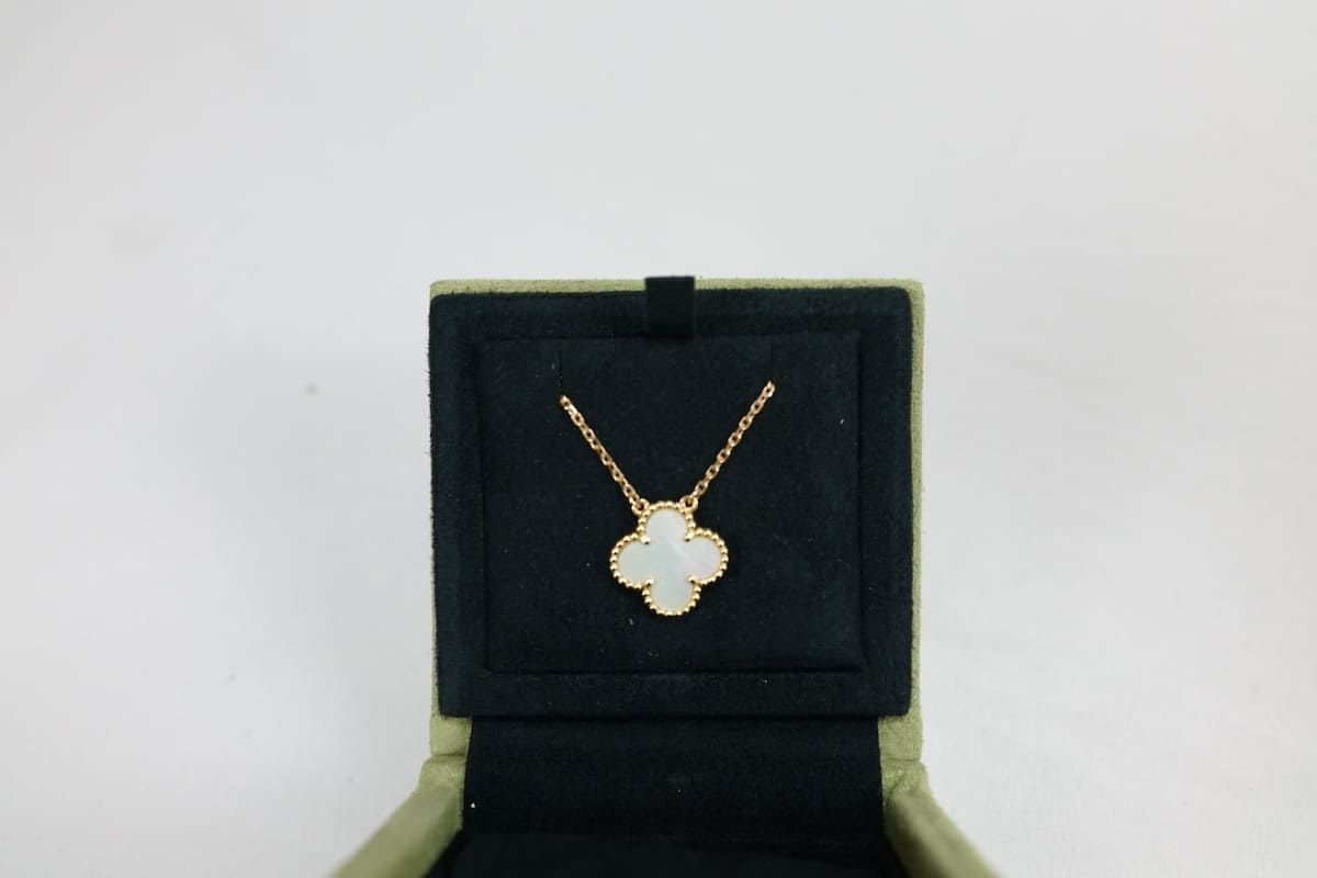 Van Cleef & Arpels VINTAGE ALHAMBRA PENDANT YELLOW GOLD WHITE MOTHER OF ...