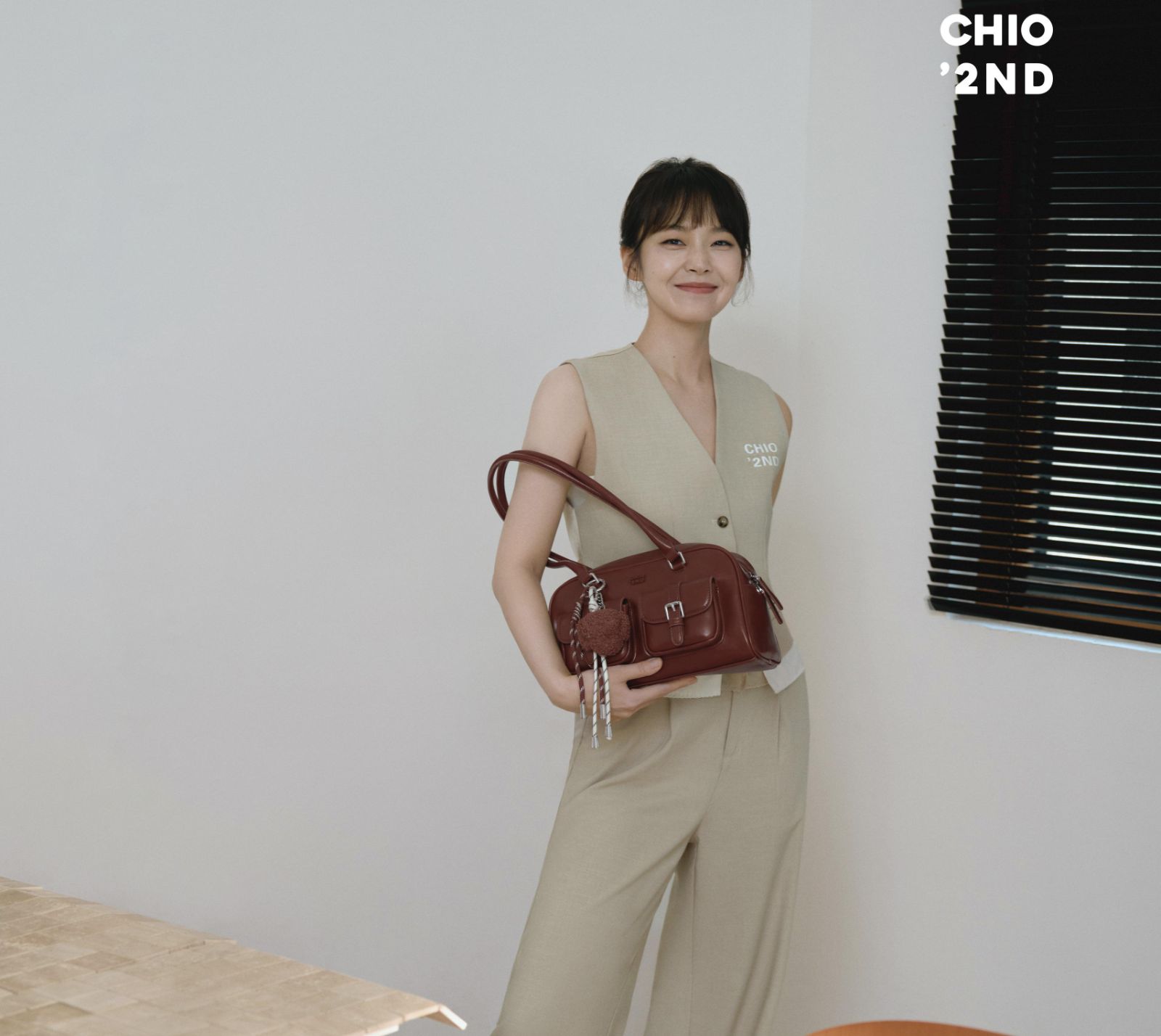 【Chio2nd 】レトロ風ハンドバッグ レディース多機能ショルダーバッグ おしゃれで通勤にも便利 かわいいクマチャーム付き ブラック/ブラウン2色展開 ギフトにもおすすめ ハンドバッグ ...