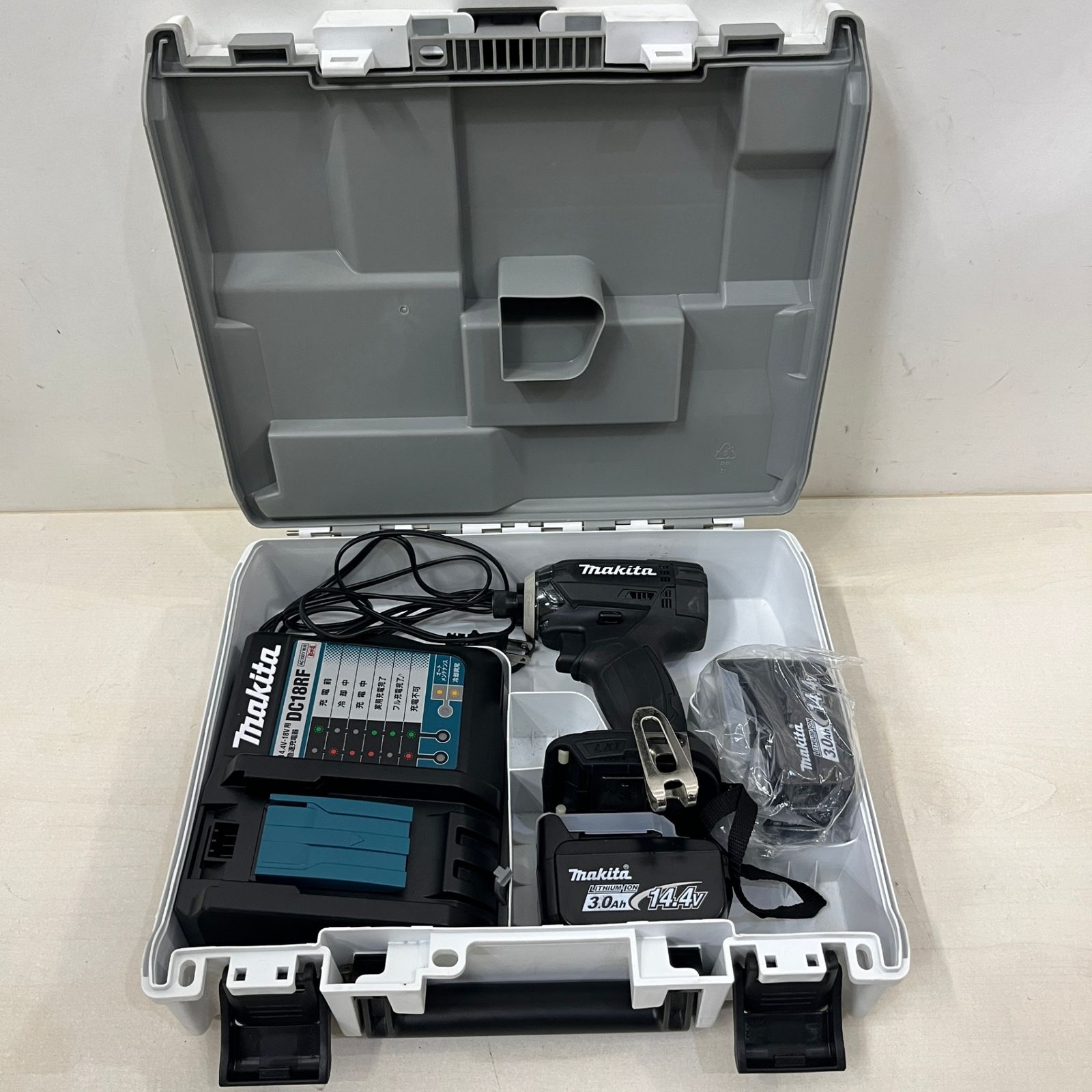 マキタ 14.4V 充電式インパクトドライバ 3.0Ah バッテリ2個・メロディ付充電器付 TD138DRFXB makita 質屋・リサイクルマート宇部店 - メルカリ