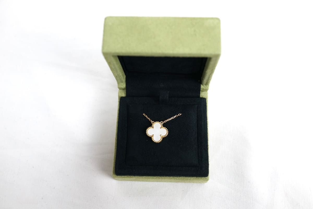 Van Cleef & Arpels VINTAGE ALHAMBRA PENDANT YELLOW GOLD WHITE MOTHER OF ...