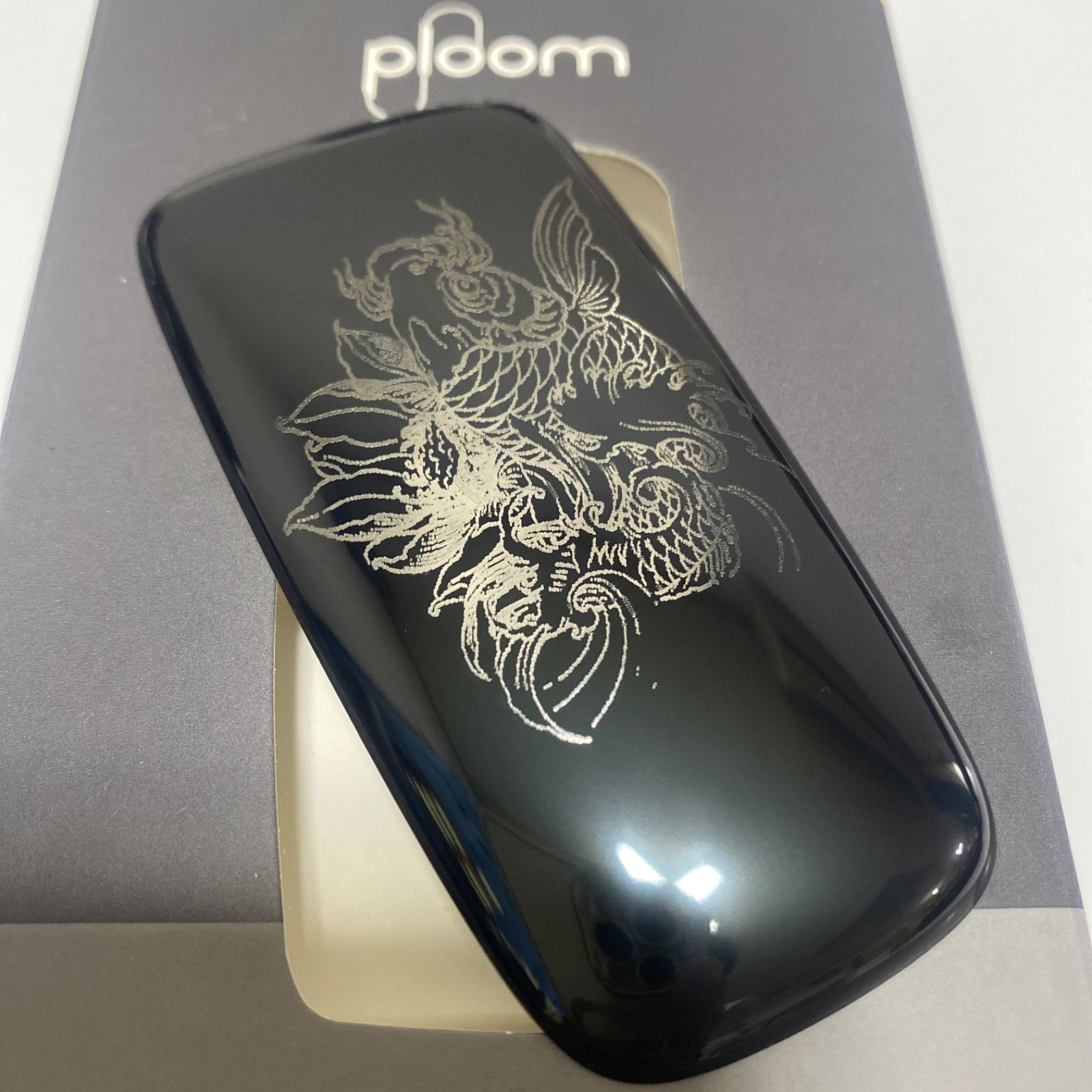 鯉 滝登り デザイン プルームエックス アドバンスド Ploom X ADVANCED フロントパネル ブラック 黒 和柄 和彫り 蓮子 蓮 ...
