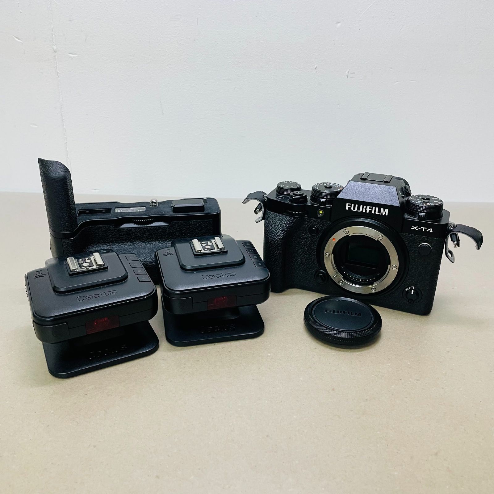 美品 FUJIFILM (フジフイルム) X-T4 ボディ ブラック VG-XT4 Cactus V6ll ワイヤレスフラッシュ トランシーバーレリーズ 付き シャッター回数1,945枚 元箱 ...