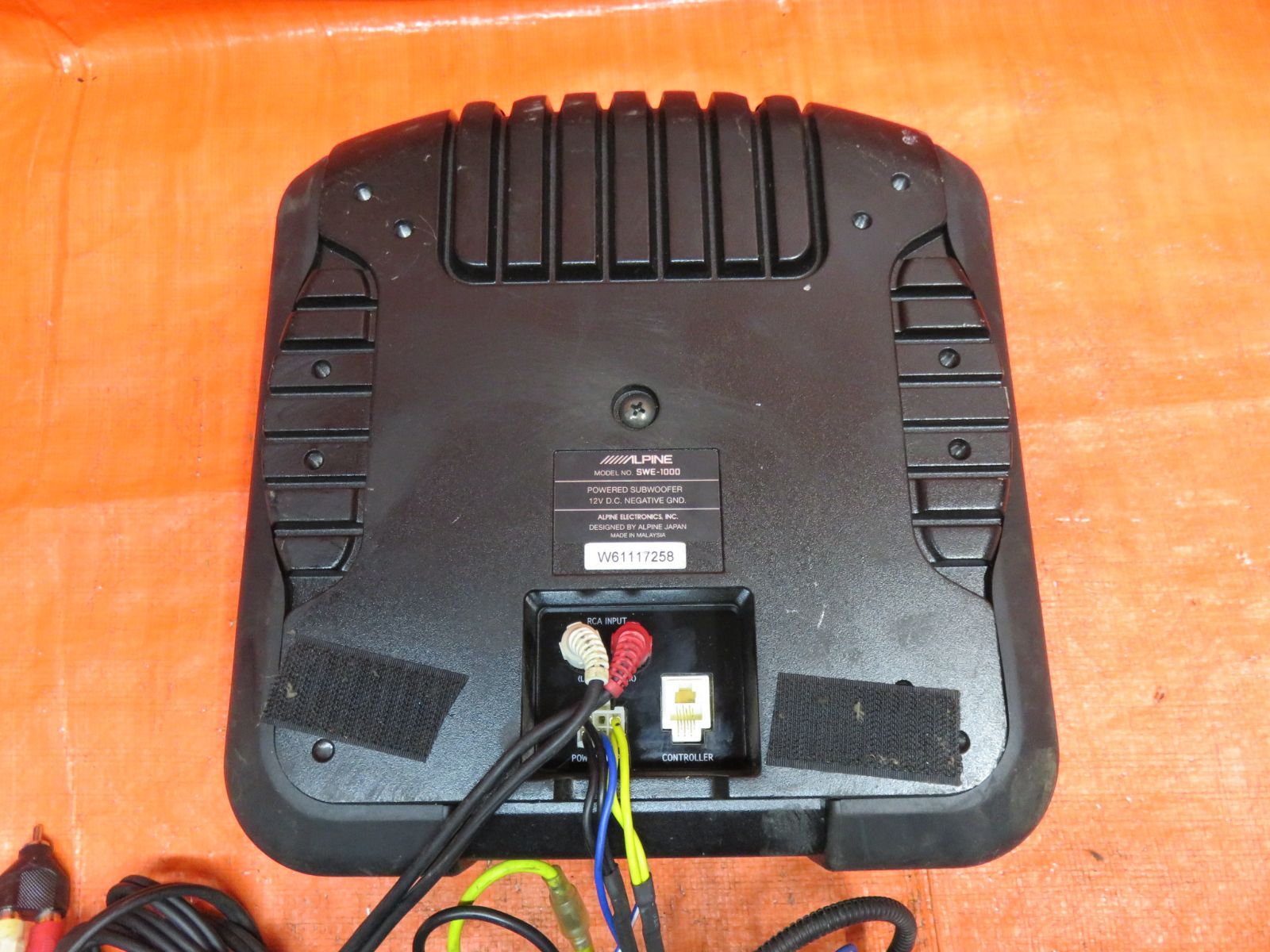 LA1738 保証付 アルパイン パワードサブウーファー/ALPINE SWE-1000 MAX150W/シート下設置 ウーハー/配線付 小傷有 ※リモコン無し - メルカリ