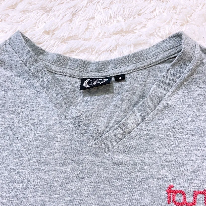 日本mercari代購第一品牌【樂淘letao】－【21074】 430 FOURTHIRTY フォーサーティー 半袖Tシャツ 0サイズ Vネック ロゴ入り 綿100％ グレー 灰色