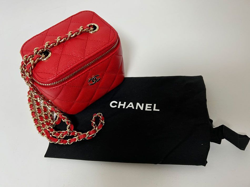CHANEL シャネル キャビアスキン ミニバニティ チェーン CHANEL シャネル キャビアスキン ミニバニティ チェーン
