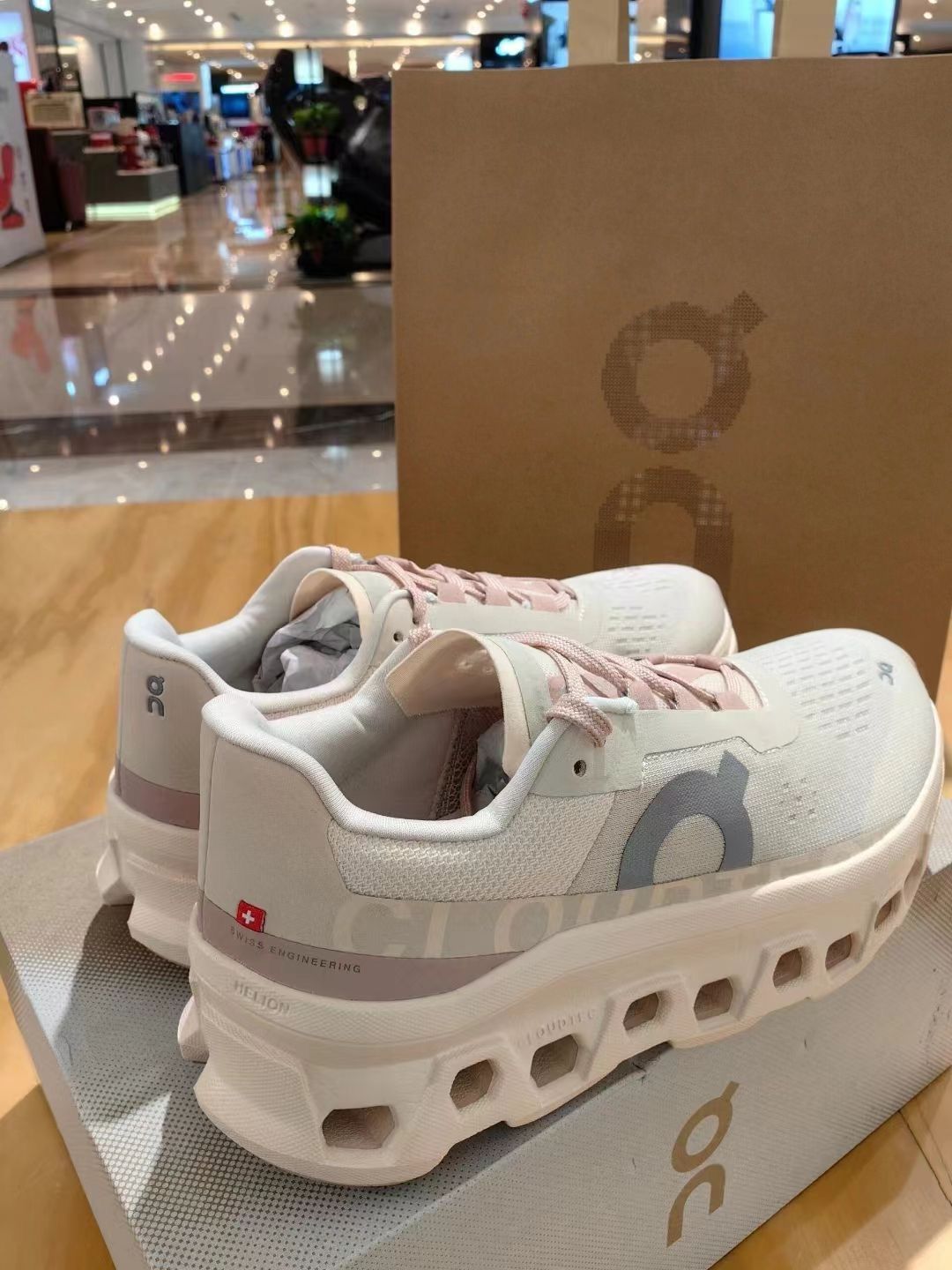 【emmi×On】Cloudmonster ランニングシューズ - メルカリ