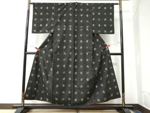 平和屋着物○本場大島紬 地空き カタス9マルキ 枝葉文 黒地 正絹 逸品