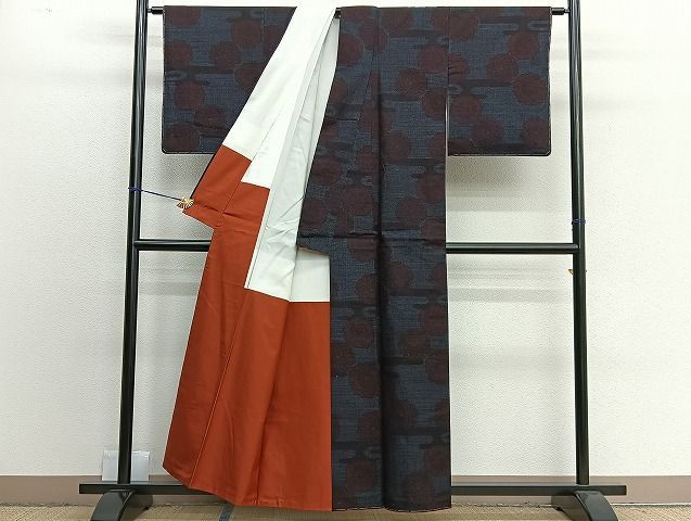 平和屋着物○本場結城紬 重要無形文化財 80亀甲 エ霞菊文 逸品 平和屋着物○本場結城紬 重要無形文化財 80亀甲 エ霞菊文 逸品