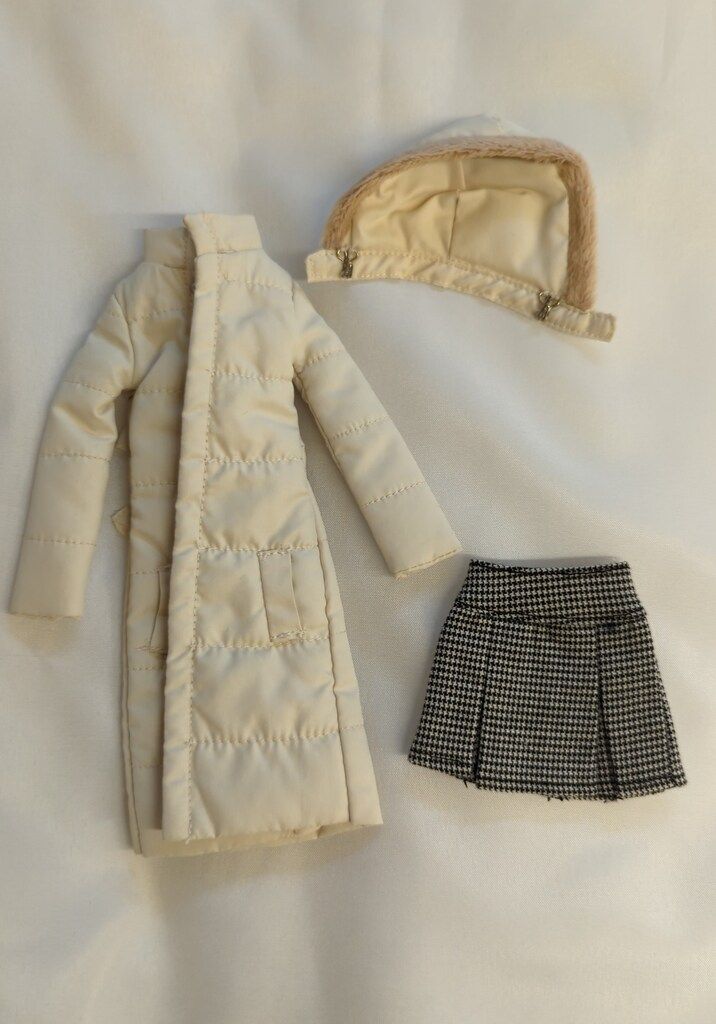 セキグチ momokoDOLL デフォルト衣装 ミスウィークデイコートとスカートのみ - メルカリ