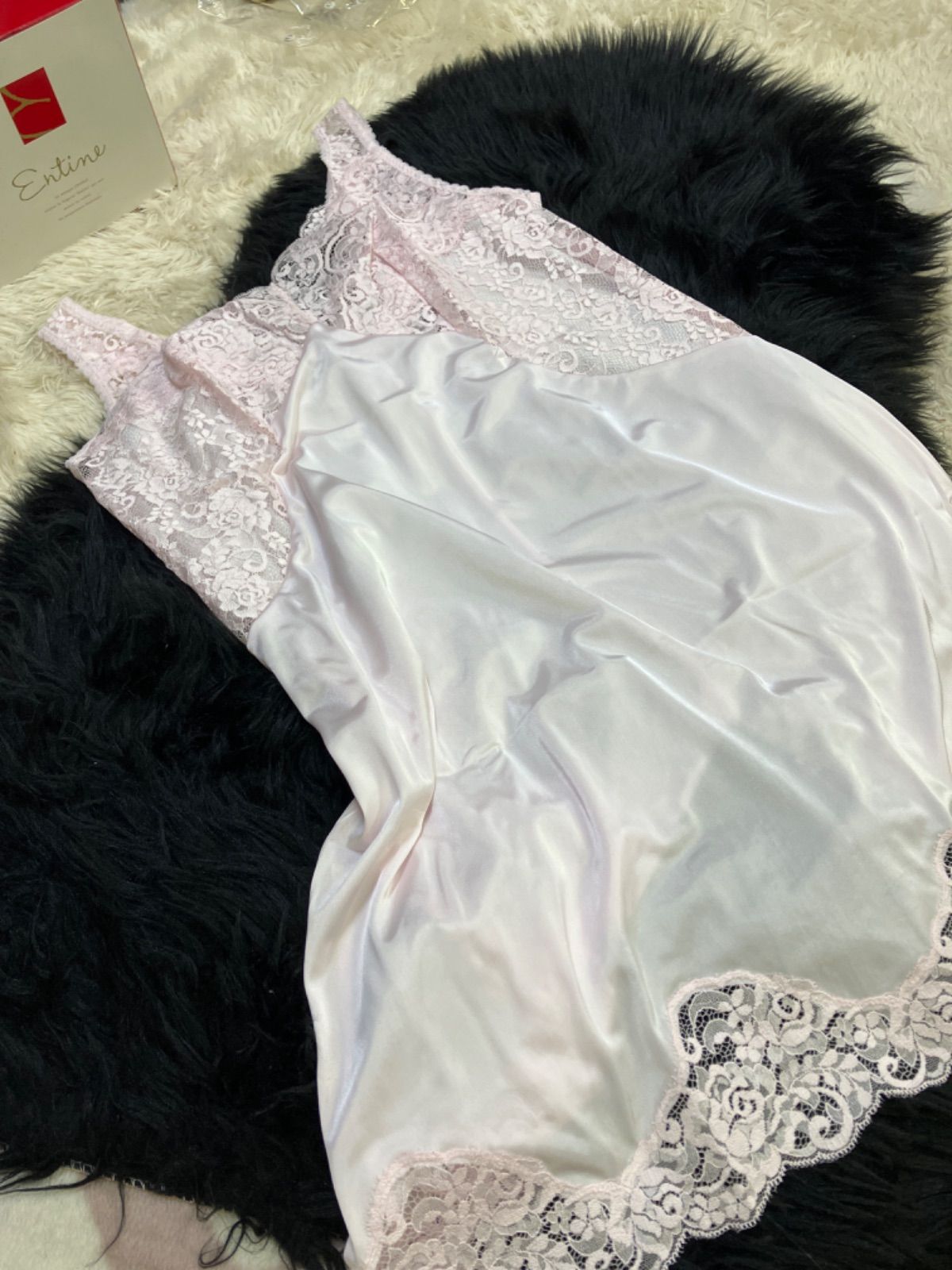 cc2602♪シャルレ♪新品♪見て心奪われる♪レース♪かわいい♪ピンク♪しなやか♪生地♪きらめく光沢♪絶品♪ロングスリップ♪スリップ♪シミーズ ...