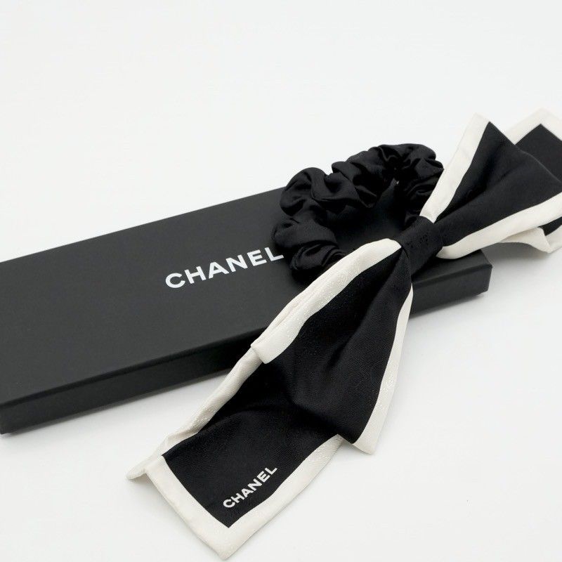 シャネル CHANEL ヘアアクセサリー ブラック ホワイト ロゴ シャネル CHANEL ヘアアクセサリー ブラック ホワイト ロゴ