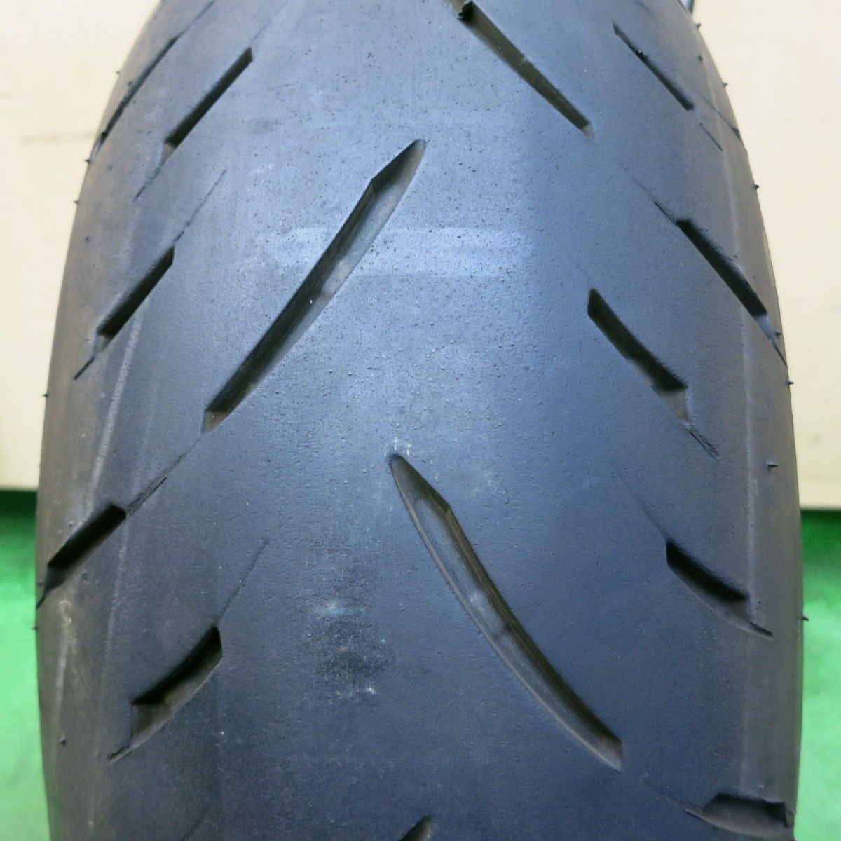 [送料無料] バリ溝！20年！9分★バイク タイヤ 180/55ZR17 ダンロップ SPORTMAX GPR-300 17インチ カワサキ ...