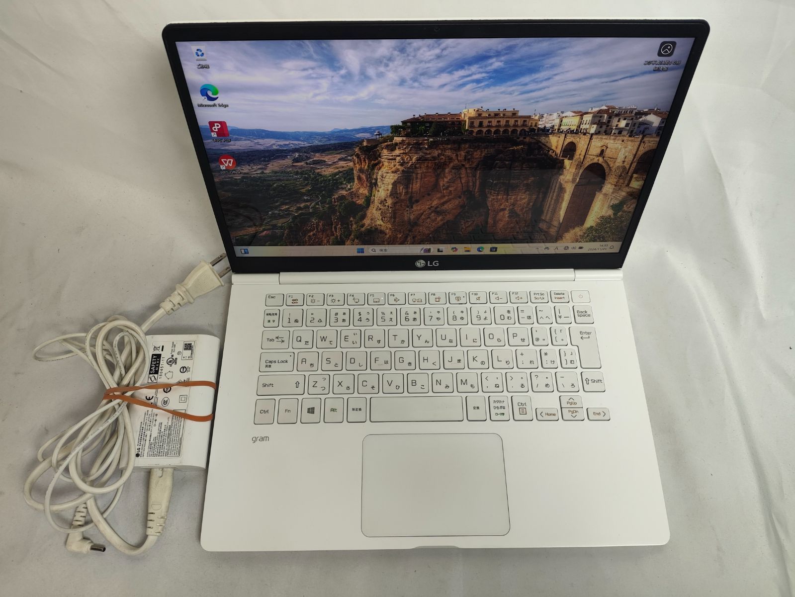 LG 14Z980-GA55J 軽量なノートパソコン i5-8250U 8GB 256GB SSD 14inch Webカメラ付き Win11 WPS OFFICE(324011419) - メルカリ