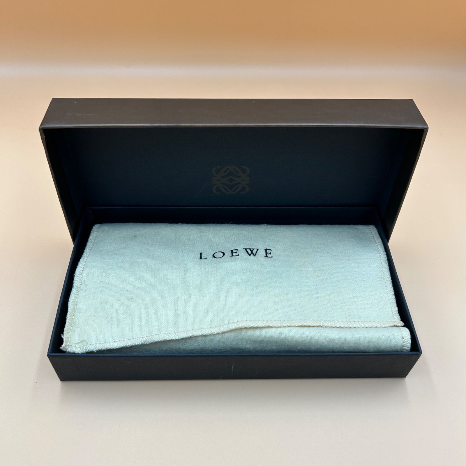 即日発送】 LOEWE ロエベ 二つ折り 長財布 黒 ブラック レザー 即日発送】 LOEWE ロエベ 二つ折り 長財布 黒 ブラック レザー