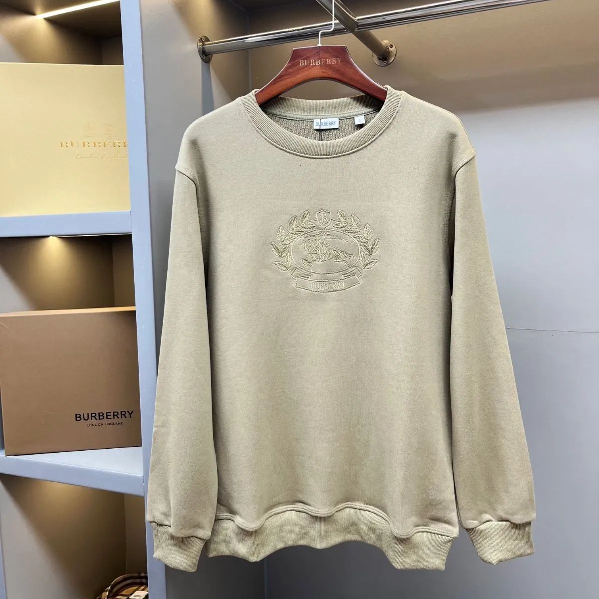 burberry ベージュ 刺繍ロゴ クルーネック トレーナー - メルカリ