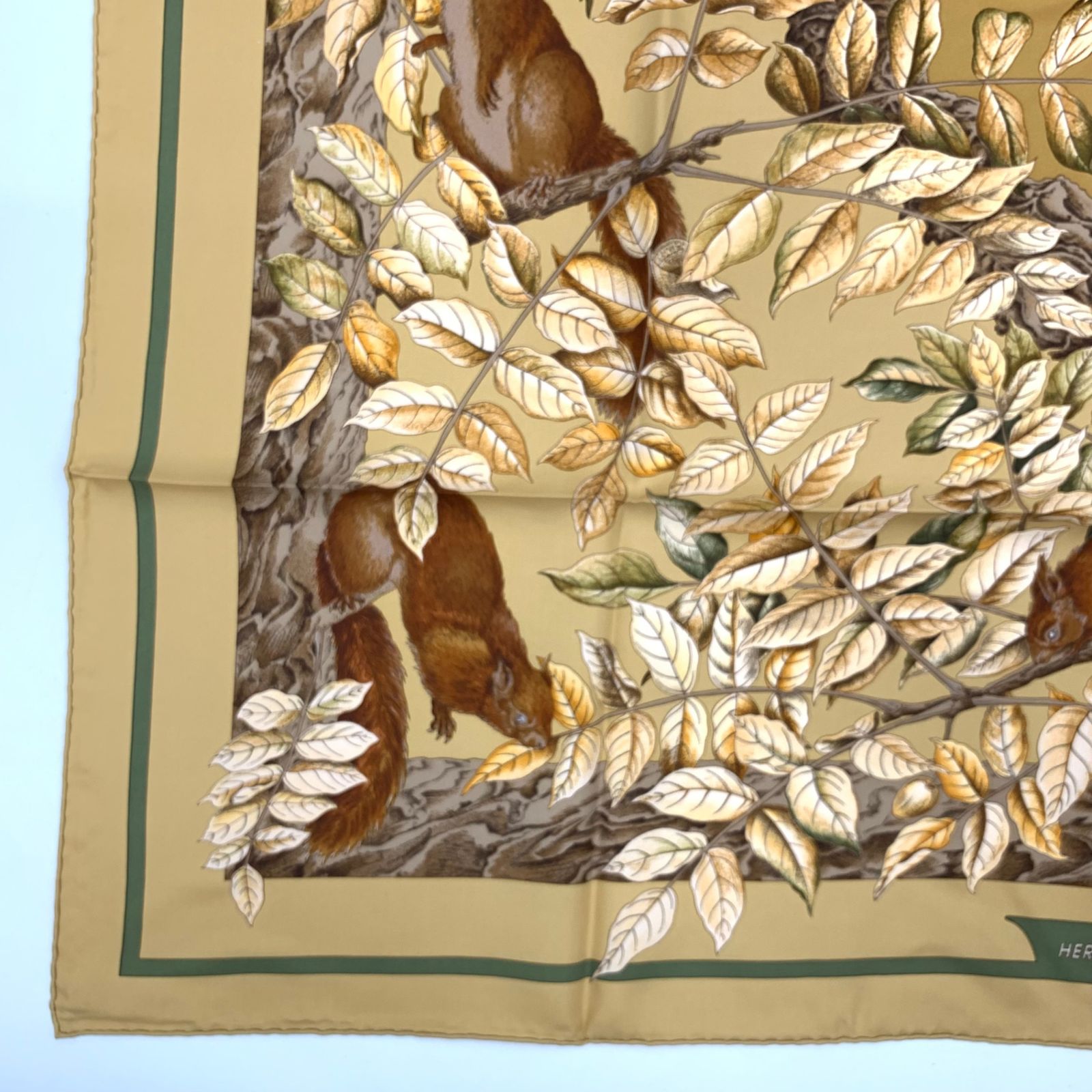 美品 HERMES エルメス カレ90 CASSE NOISETTE くるみ割り シルク 美品 HERMES エルメス カレ90 CASSE NOISETTE くるみ割り シルク