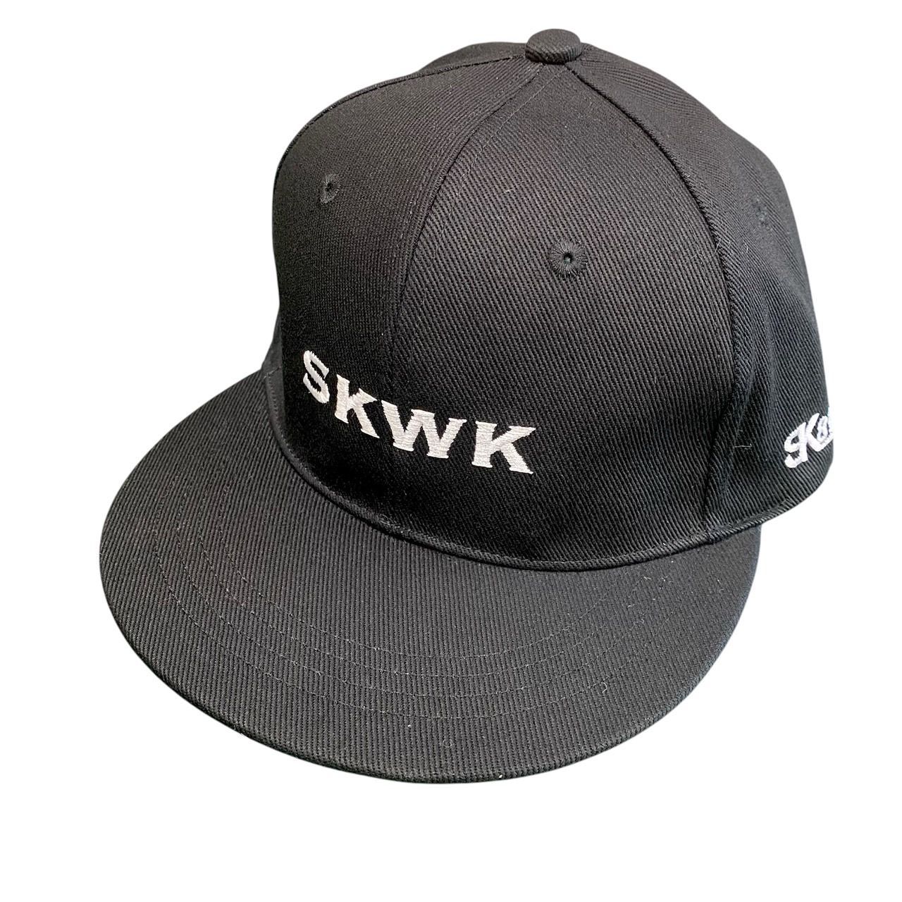 【早い者勝ち大特価】新品 未使用 ベースボールキャップ BBキャップ ブラック 6パネル フリーサイズ SKWKロゴ刺繍 250416-07 ...