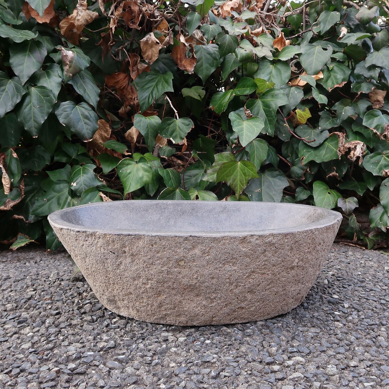 天然石をくり抜いた手水鉢 リバーストーン L 48X33 つくばい 睡蓮鉢 すいれん鉢 メダカ鉢 ガーデン 坪庭 石材 めだか鉢 河石川石 ...