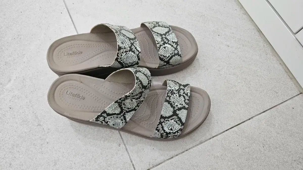 crocs(クロックス) スリッパ w8 250 - メルカリ