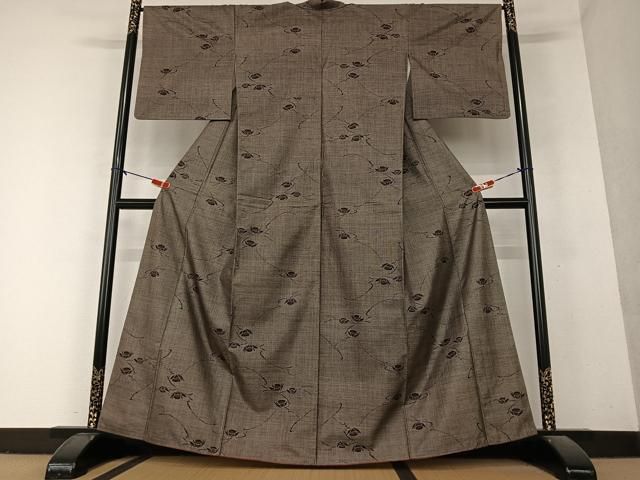 平和屋着物○本場大島紬 9マルキ 泥染め 舞蝶文 友原紬