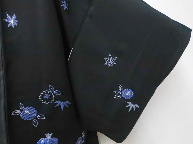 一輝堂】【着物】黒羽織 相良刺繍 楓・花文 羽織り紐別売り 身丈 一輝堂】【着物】黒羽織 相良刺繍 楓・花文 羽織り紐別売り 身丈