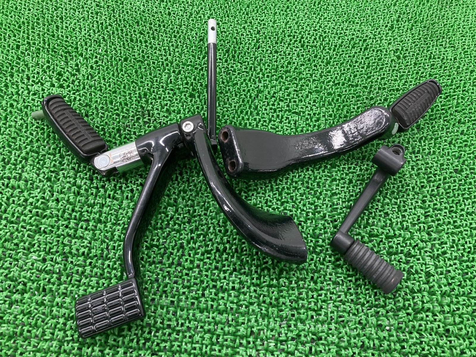 XL883 XL1200 ステップ 左右 黒 42971-04/42972-04 ハーレー 純正 中古 42971-04 42972-04 スポーツスター 04～13年 ブレーキペダル ...