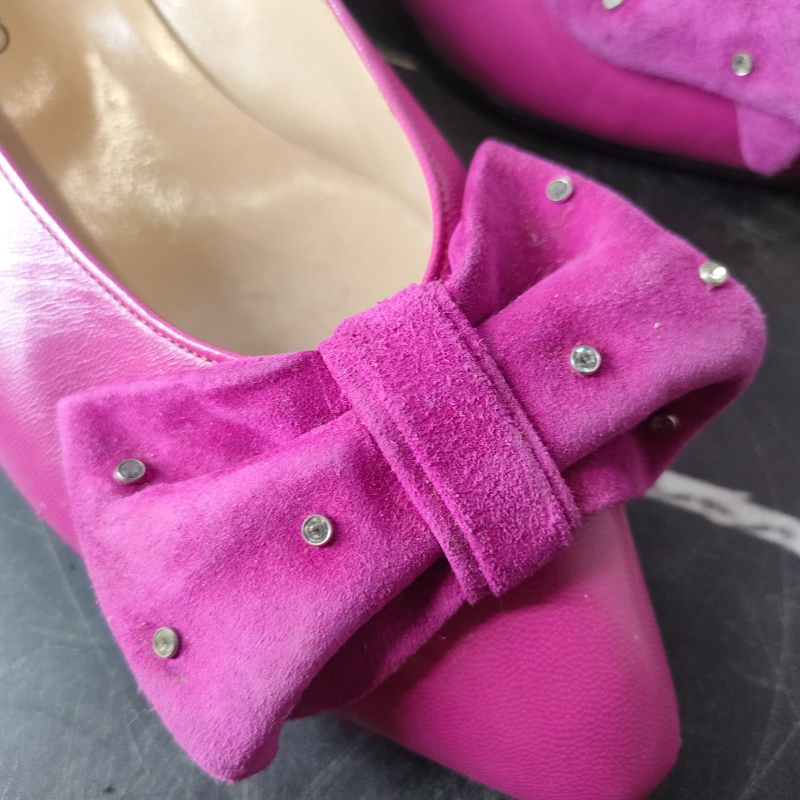 美品】charles jourdan 靴 パンプス ピンク リボン スエード 美品】charles jourdan 靴 パンプス ピンク リボン スエード