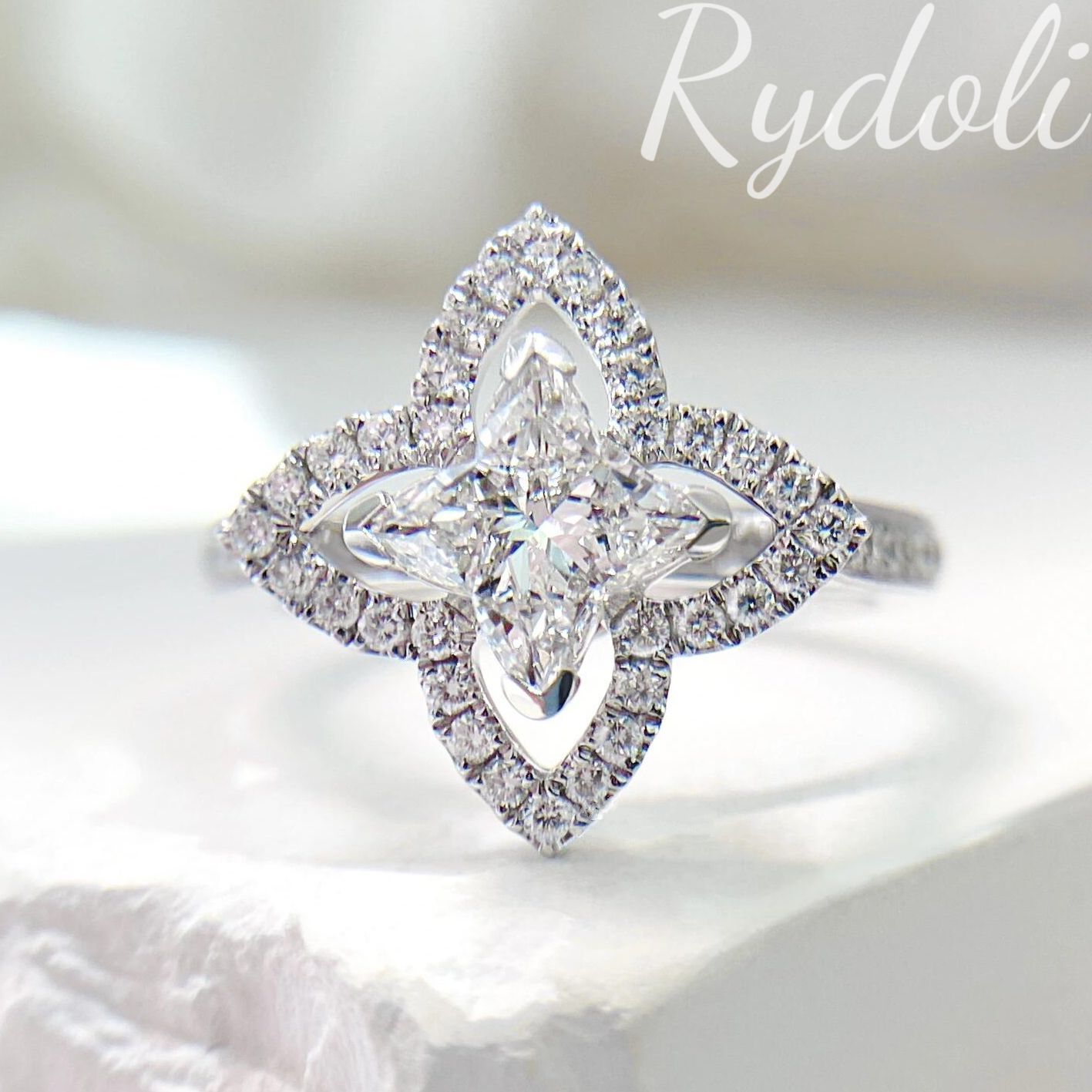 Pt950 1ct オーダーメイドリング ラボグロウンダイヤモンド IGI鑑定書付き フラワーカット 取り巻きリング 上品デザイン 花型カットリング プラチナダイヤリング 結婚指輪 誕生日記念 ...