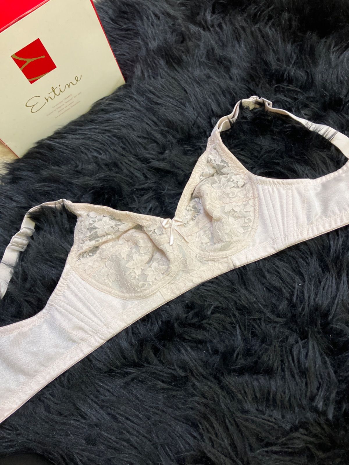 cc2625♪シャルレ♪新品♪⚠️訳あり♪格安♪両脇サイドからぐっと持ち上げ♪バストをしっかり支え込む♪ノンワイヤー♪ブラジャー♪ベージュ♪ノンワイヤーなので♪ナイトブラ♪としてもオススメ♪ ...