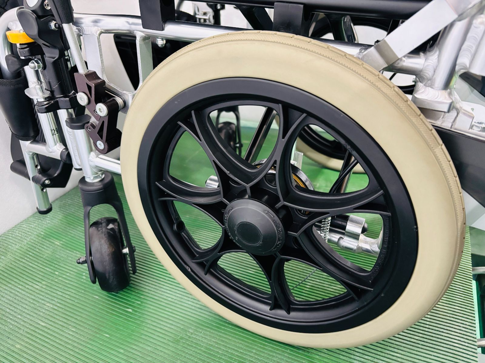 ミキ SKT-6「スキット6」介助型コンパクト6輪車いす 車椅子 介助 車いす 六輪 スキット6 SKT6 コンパクト 小回り - メルカリ