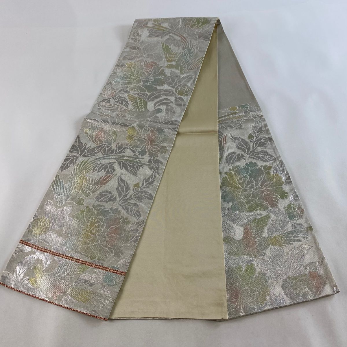 袋帯 逸品 龍村美術織物 落款 たつむら 花鳥苑錦 金銀糸 箔 銀色 袋帯 逸品 龍村美術織物 落款 たつむら 花鳥苑錦 金銀糸 箔 銀色